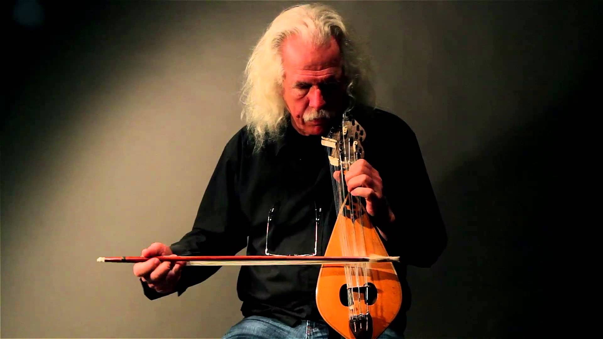 Traditional Cretan musical instruments