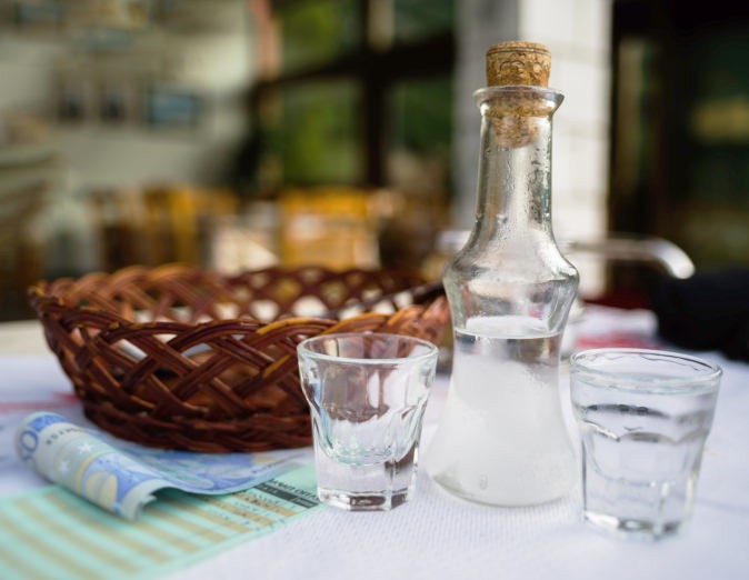 Raki (Tsikoudia), the cretan spirit you must try in Crete